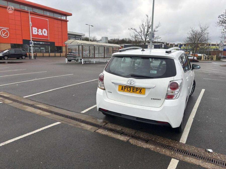 White Toyota Verso 2013 in Siauliai, with an engine capacity of 2.00 L and mileage of 200 thousand km for 2299 €, photo 4 on AUTOMOTO.COM.LV