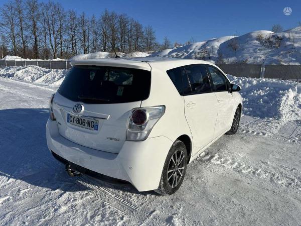Balts Toyota Verso 2013 Ukmergė, ar dzinēja tilpumu 2.00 L un nobraukumu 243 tūkst. km par 5350 €, foto 4 vietnē AUTOMOTO.COM.LV