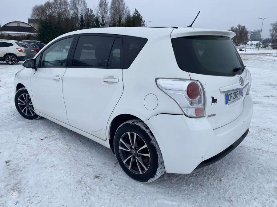 Balts Toyota Verso 2013 Tauragė, ar dzinēja tilpumu 2.00 L un nobraukumu 375 tūkst. km par 2950 €, foto 3 vietnē AUTOMOTO.COM.LV