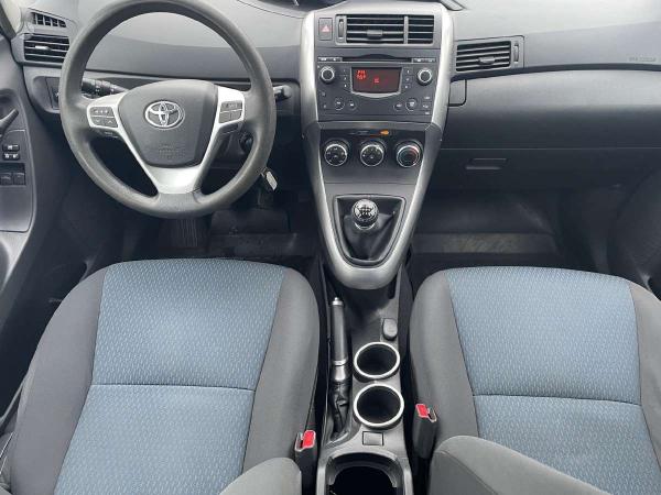 Balts Toyota Verso 2013 Viļņa, ar dzinēja tilpumu 1.60 L un nobraukumu 242 tūkst. km par 6950 €, foto 5 vietnē AUTOMOTO.COM.LV