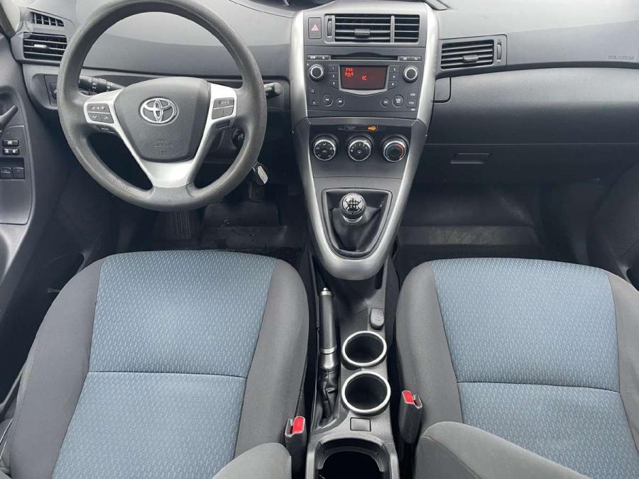 Balts Toyota Verso 2013 Viļņa, ar dzinēja tilpumu 1.60 L un nobraukumu 242 tūkst. km par 6950 €, foto 5 vietnē AUTOMOTO.COM.LV