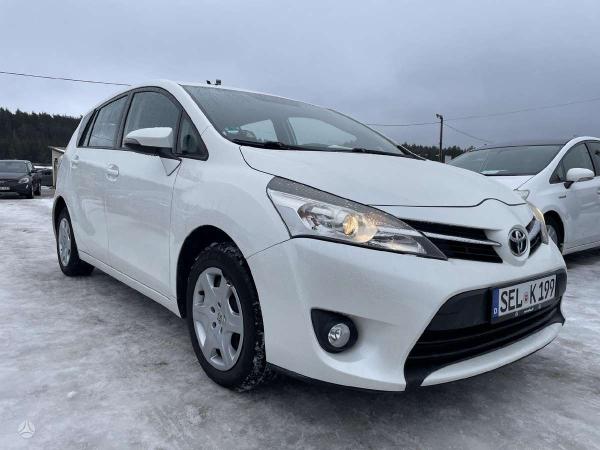 White Toyota Verso 2013 in Vilnius, with an engine capacity of 1.60 L and mileage of 242 thousand km for 6950 €, photo 1 on AUTOMOTO.COM.LV