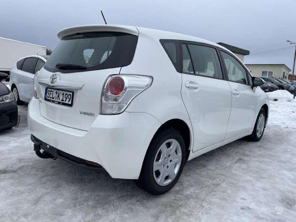 White Toyota Verso 2013 in Vilnius, with an engine capacity of 1.60 L and mileage of 242 thousand km for 6950 €, photo 3 on AUTOMOTO.COM.LV
