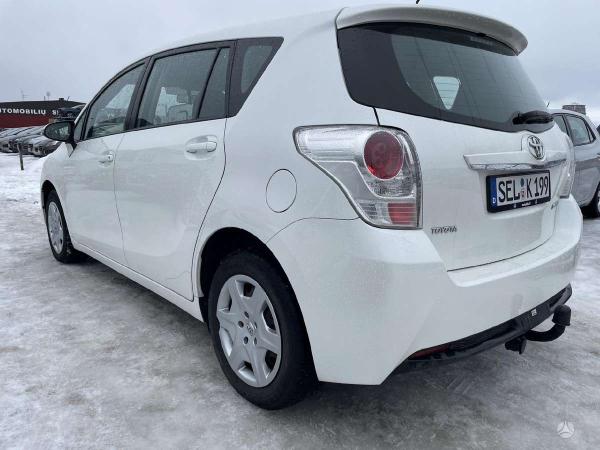 White Toyota Verso 2013 in Vilnius, with an engine capacity of 1.60 L and mileage of 242 thousand km for 6950 €, photo 4 on AUTOMOTO.COM.LV