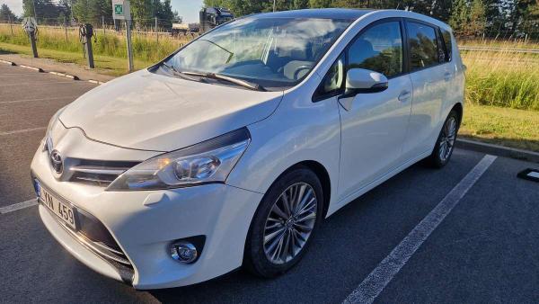 White Toyota Verso 2013 in Vilnius, with an engine capacity of 2.00 L and mileage of 300 thousand km for 5500 €, photo 2 on AUTOMOTO.COM.LV