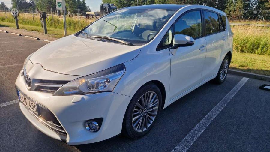 White Toyota Verso 2013 in Vilnius, with an engine capacity of 2.00 L and mileage of 300 thousand km for 5500 €, photo 3 on AUTOMOTO.COM.LV