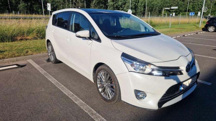 White Toyota Verso 2013 in Vilnius, with an engine capacity of 2.00 L and mileage of 300 thousand km for 5500 €, photo 4 on AUTOMOTO.COM.LV