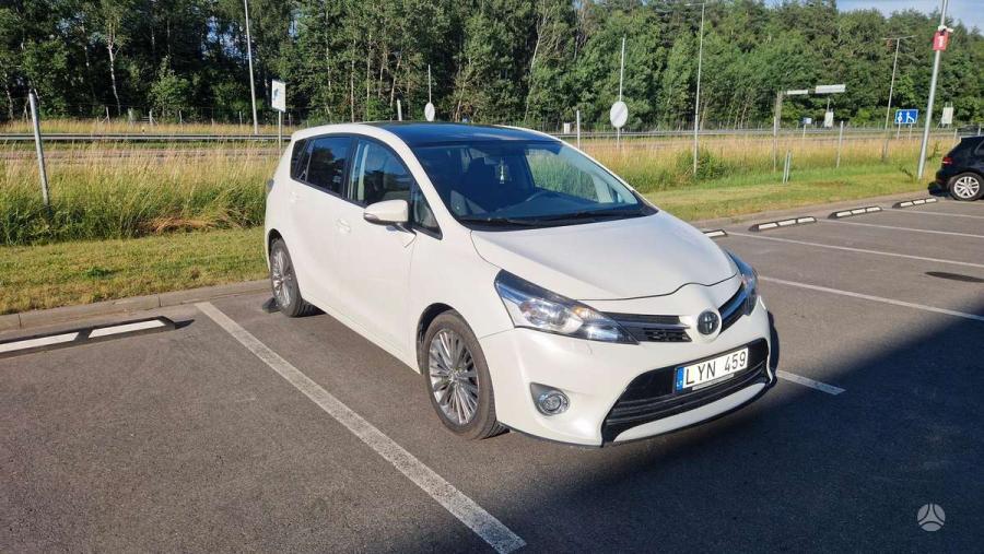 White Toyota Verso 2013 in Vilnius, with an engine capacity of 2.00 L and mileage of 300 thousand km for 5500 €, photo 5 on AUTOMOTO.COM.LV