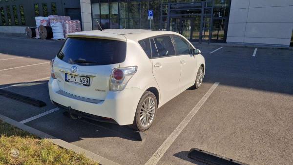 White Toyota Verso 2013 in Vilnius, with an engine capacity of 2.00 L and mileage of 300 thousand km for 5500 €, photo 5 on AUTOMOTO.COM.LV