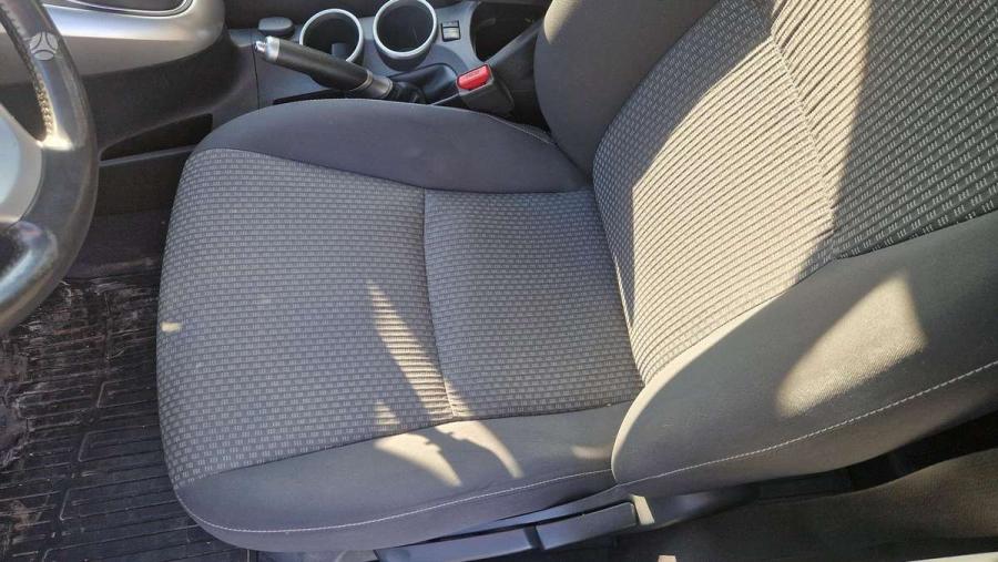 White Toyota Verso 2013 in Vilnius, with an engine capacity of 2.00 L and mileage of 300 thousand km for 5500 €, photo 13 on AUTOMOTO.COM.LV