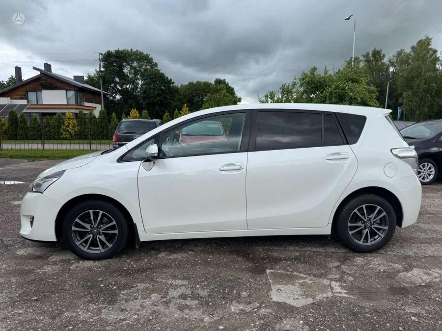 White Toyota Verso 2013 in Jurbarkas, with an engine capacity of 2.00 L and mileage of 143 thousand km for 7250 €, photo 1 on AUTOMOTO.COM.LV