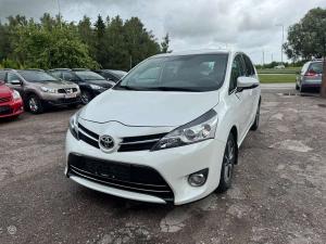 White Toyota Verso 2013 in Jurbarkas, with an engine capacity of 2.00 L and mileage of 143 thousand km for 7250 €, photo 3 on AUTOMOTO.COM.LV