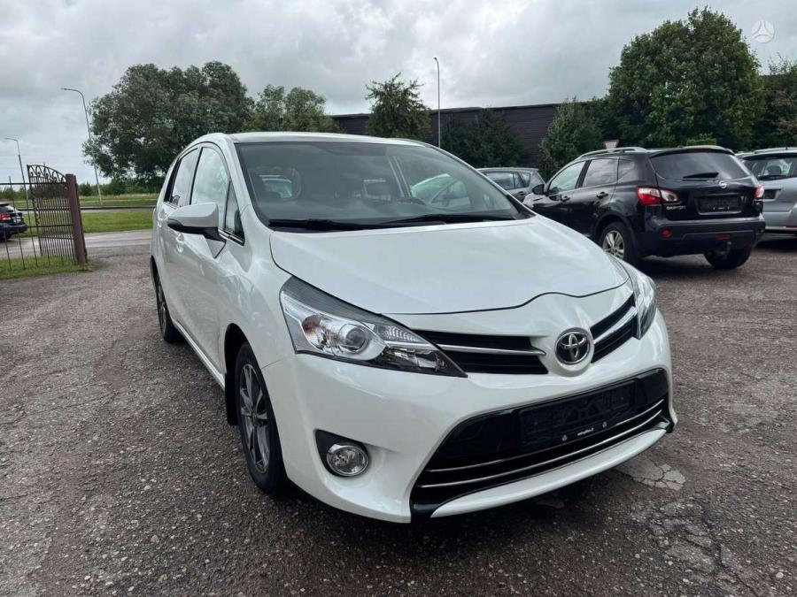 White Toyota Verso 2013 in Jurbarkas, with an engine capacity of 2.00 L and mileage of 143 thousand km for 7250 €, photo 4 on AUTOMOTO.COM.LV