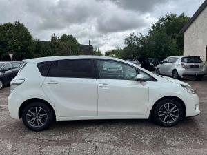 White Toyota Verso 2013 in Jurbarkas, with an engine capacity of 2.00 L and mileage of 143 thousand km for 7250 €, photo 5 on AUTOMOTO.COM.LV