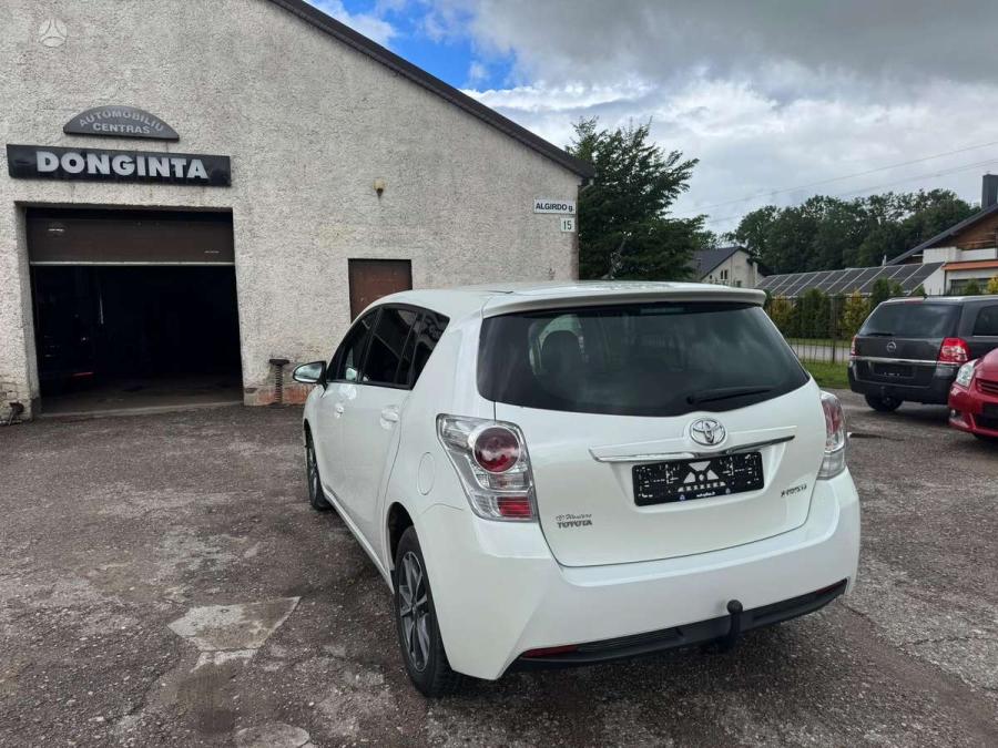 White Toyota Verso 2013 in Jurbarkas, with an engine capacity of 2.00 L and mileage of 143 thousand km for 7250 €, photo 7 on AUTOMOTO.COM.LV
