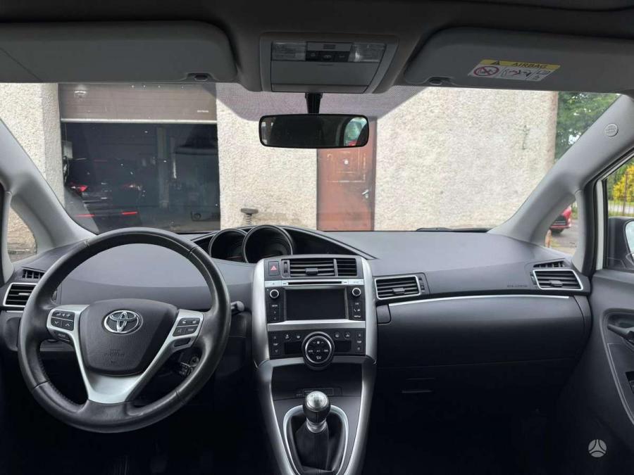 White Toyota Verso 2013 in Jurbarkas, with an engine capacity of 2.00 L and mileage of 143 thousand km for 7250 €, photo 8 on AUTOMOTO.COM.LV