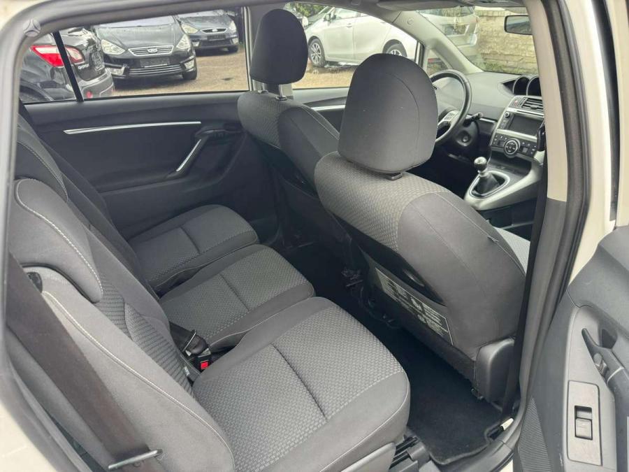 White Toyota Verso 2013 in Jurbarkas, with an engine capacity of 2.00 L and mileage of 143 thousand km for 7250 €, photo 10 on AUTOMOTO.COM.LV