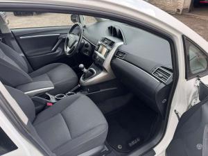 White Toyota Verso 2013 in Jurbarkas, with an engine capacity of 2.00 L and mileage of 143 thousand km for 7250 €, photo 12 on AUTOMOTO.COM.LV
