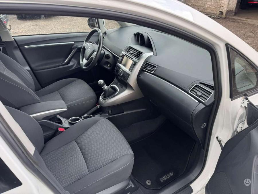 White Toyota Verso 2013 in Jurbarkas, with an engine capacity of 2.00 L and mileage of 143 thousand km for 7250 €, photo 12 on AUTOMOTO.COM.LV