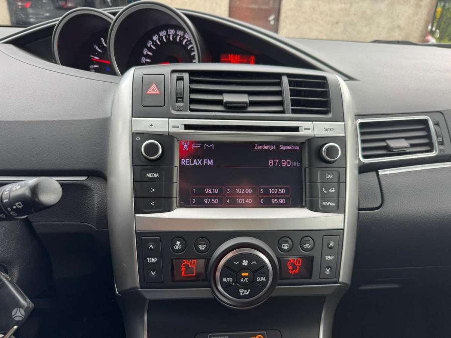 White Toyota Verso 2013 in Jurbarkas, with an engine capacity of 2.00 L and mileage of 143 thousand km for 7250 €, photo 14 on AUTOMOTO.COM.LV