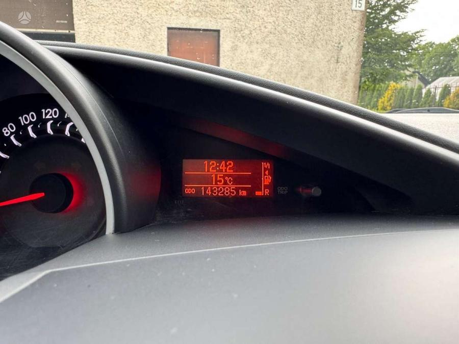 White Toyota Verso 2013 in Jurbarkas, with an engine capacity of 2.00 L and mileage of 143 thousand km for 7250 €, photo 15 on AUTOMOTO.COM.LV