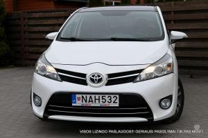 White Toyota Verso 2013 in Kretinga, with an engine capacity of 2.00 L and mileage of 221 thousand km for 5999 €, photo 3 on AUTOMOTO.COM.LV