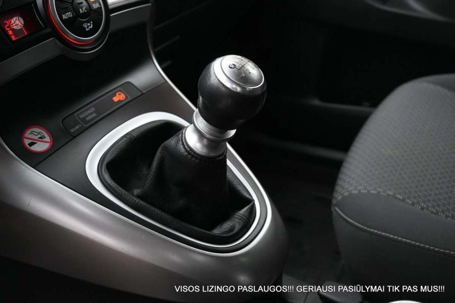 White Toyota Verso 2013 in Kretinga, with an engine capacity of 2.00 L and mileage of 221 thousand km for 5999 €, photo 23 on AUTOMOTO.COM.LV
