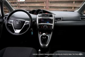 White Toyota Verso 2013 in Kretinga, with an engine capacity of 2.00 L and mileage of 221 thousand km for 5999 €, photo 30 on AUTOMOTO.COM.LV