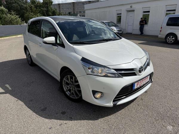 White Toyota Verso 2013 in Ukmerge, with an engine capacity of 2.00 L and mileage of 260 thousand km for 6350 €, photo 3 on AUTOMOTO.COM.LV