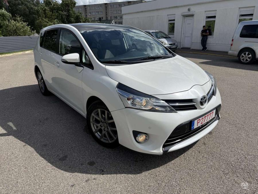 White Toyota Verso 2013 in Ukmerge, with an engine capacity of 2.00 L and mileage of 260 thousand km for 6350 €, photo 4 on AUTOMOTO.COM.LV