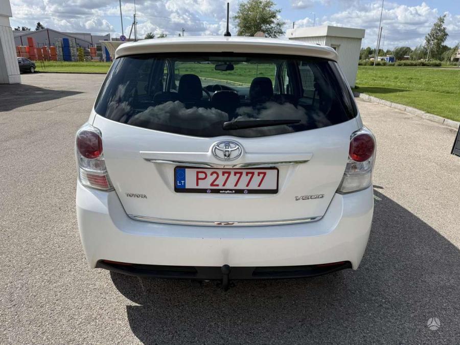 White Toyota Verso 2013 in Ukmerge, with an engine capacity of 2.00 L and mileage of 260 thousand km for 6350 €, photo 5 on AUTOMOTO.COM.LV