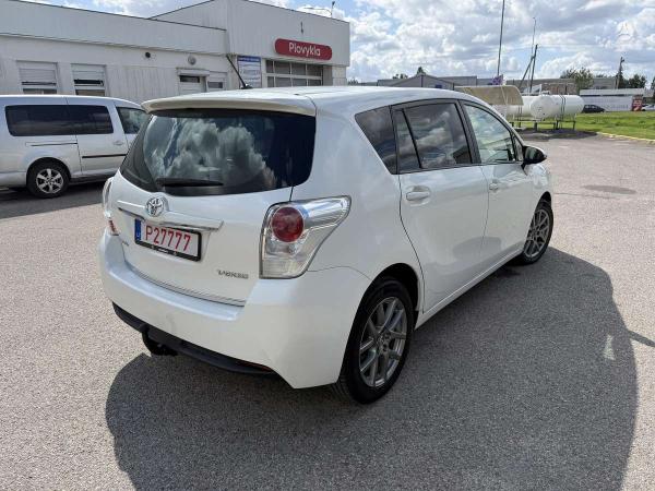 White Toyota Verso 2013 in Ukmerge, with an engine capacity of 2.00 L and mileage of 260 thousand km for 6350 €, photo 5 on AUTOMOTO.COM.LV