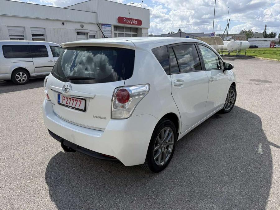 White Toyota Verso 2013 in Ukmerge, with an engine capacity of 2.00 L and mileage of 260 thousand km for 6350 €, photo 6 on AUTOMOTO.COM.LV