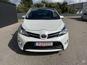 White Toyota Verso 2013 in Ukmerge, with an engine capacity of 2.00 L and mileage of 260 thousand km for 6350 €, photo 7 on AUTOMOTO.COM.LV