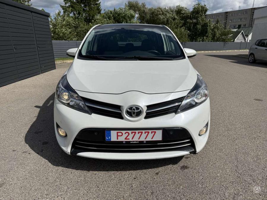 White Toyota Verso 2013 in Ukmerge, with an engine capacity of 2.00 L and mileage of 260 thousand km for 6350 €, photo 7 on AUTOMOTO.COM.LV
