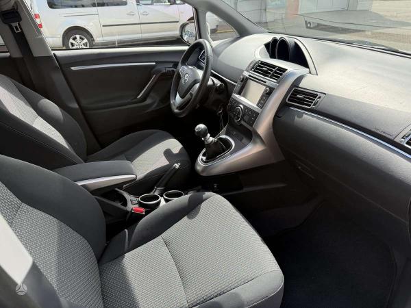 White Toyota Verso 2013 in Ukmerge, with an engine capacity of 2.00 L and mileage of 260 thousand km for 6350 €, photo 7 on AUTOMOTO.COM.LV
