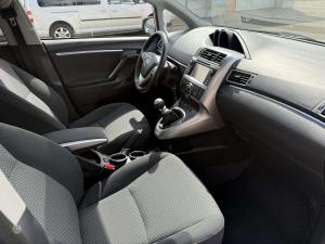 White Toyota Verso 2013 in Ukmerge, with an engine capacity of 2.00 L and mileage of 260 thousand km for 6350 €, photo 8 on AUTOMOTO.COM.LV