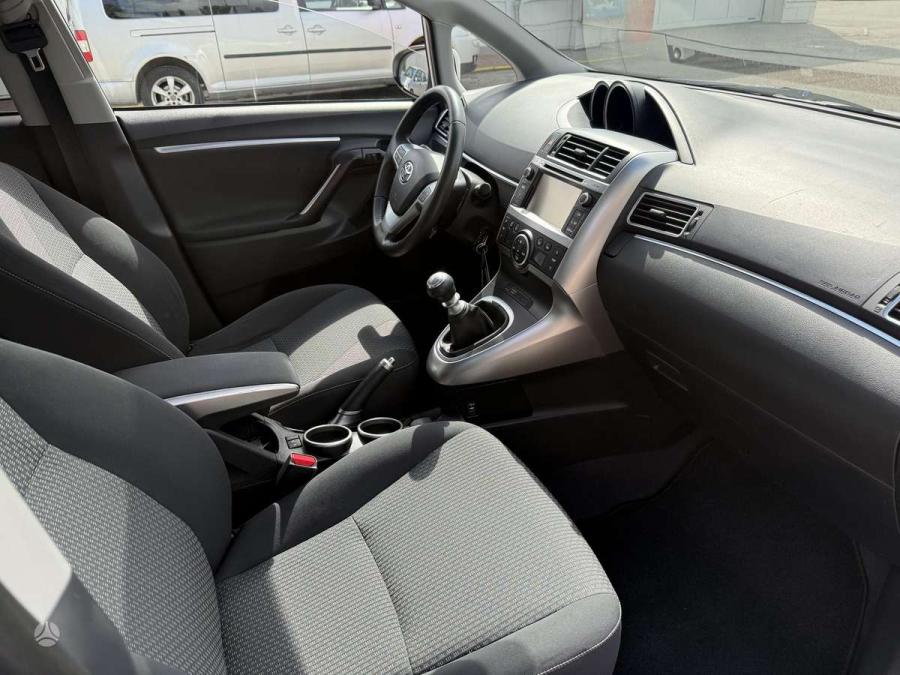 White Toyota Verso 2013 in Ukmerge, with an engine capacity of 2.00 L and mileage of 260 thousand km for 6350 €, photo 8 on AUTOMOTO.COM.LV