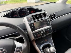 White Toyota Verso 2013 in Ukmerge, with an engine capacity of 2.00 L and mileage of 260 thousand km for 6350 €, photo 9 on AUTOMOTO.COM.LV
