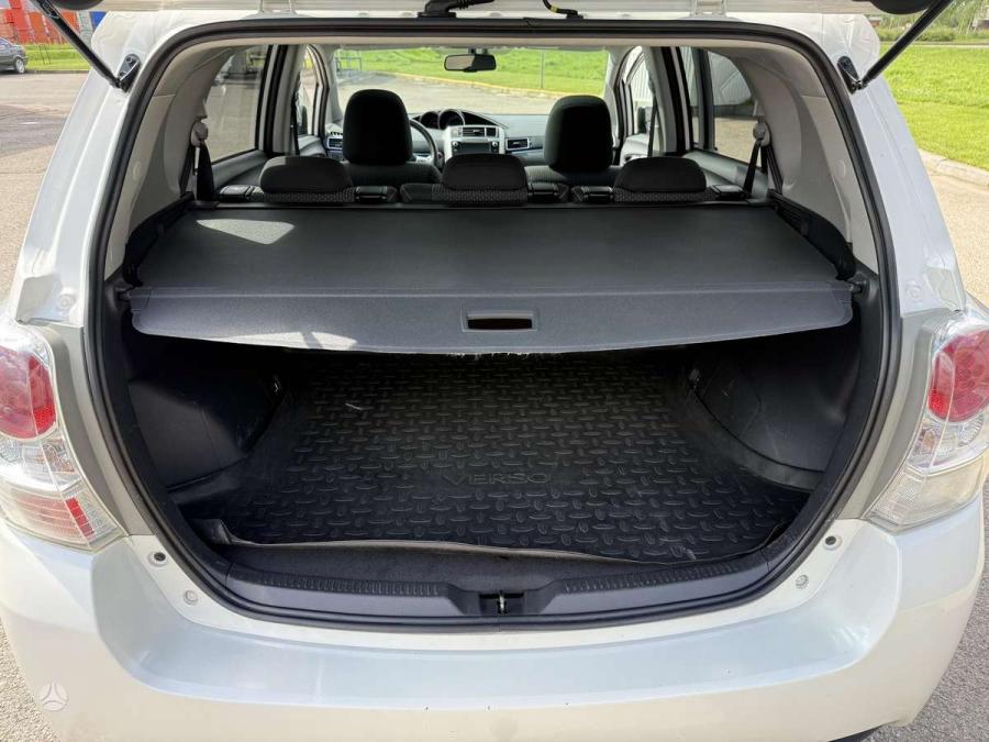 White Toyota Verso 2013 in Ukmerge, with an engine capacity of 2.00 L and mileage of 260 thousand km for 6350 €, photo 14 on AUTOMOTO.COM.LV
