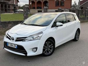 White Toyota Verso 2013 in Pasvalys, with an engine capacity of 2.00 L and mileage of 213 thousand km for 5650 €, photo  on AUTOMOTO.COM.LV