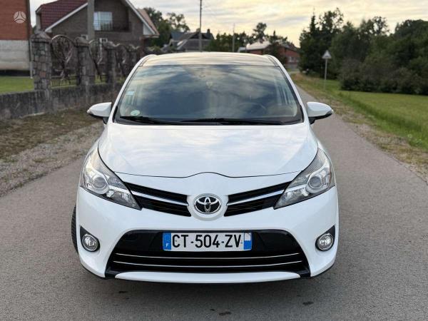 White Toyota Verso 2013 in Pasvalys, with an engine capacity of 2.00 L and mileage of 213 thousand km for 5650 €, photo 3 on AUTOMOTO.COM.LV