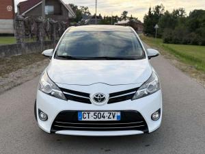 White Toyota Verso 2013 in Pasvalys, with an engine capacity of 2.00 L and mileage of 213 thousand km for 5650 €, photo 4 on AUTOMOTO.COM.LV