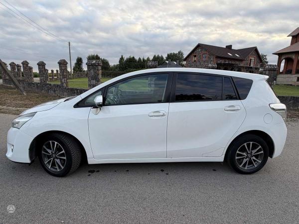 White Toyota Verso 2013 in Pasvalys, with an engine capacity of 2.00 L and mileage of 213 thousand km for 5650 €, photo 4 on AUTOMOTO.COM.LV