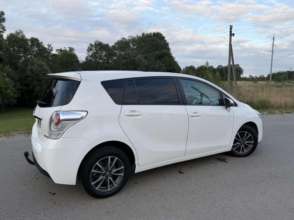White Toyota Verso 2013 in Pasvalys, with an engine capacity of 2.00 L and mileage of 213 thousand km for 5650 €, photo 7 on AUTOMOTO.COM.LV