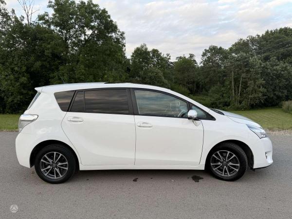 White Toyota Verso 2013 in Pasvalys, with an engine capacity of 2.00 L and mileage of 213 thousand km for 5650 €, photo 8 on AUTOMOTO.COM.LV