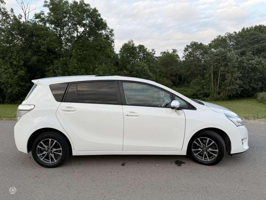 White Toyota Verso 2013 in Pasvalys, with an engine capacity of 2.00 L and mileage of 213 thousand km for 5650 €, photo 9 on AUTOMOTO.COM.LV