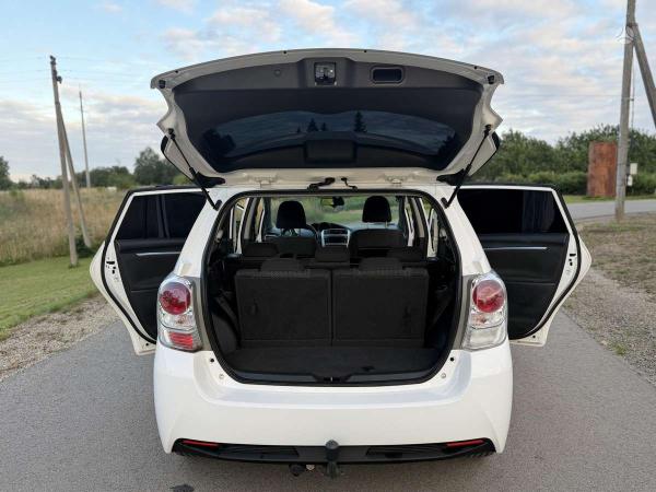 White Toyota Verso 2013 in Pasvalys, with an engine capacity of 2.00 L and mileage of 213 thousand km for 5650 €, photo 10 on AUTOMOTO.COM.LV