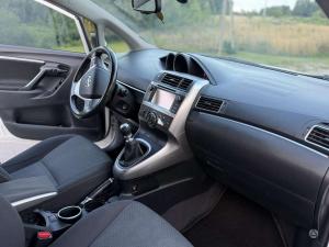 White Toyota Verso 2013 in Pasvalys, with an engine capacity of 2.00 L and mileage of 213 thousand km for 5650 €, photo 16 on AUTOMOTO.COM.LV