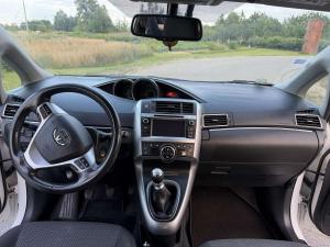 White Toyota Verso 2013 in Pasvalys, with an engine capacity of 2.00 L and mileage of 213 thousand km for 5650 €, photo 17 on AUTOMOTO.COM.LV